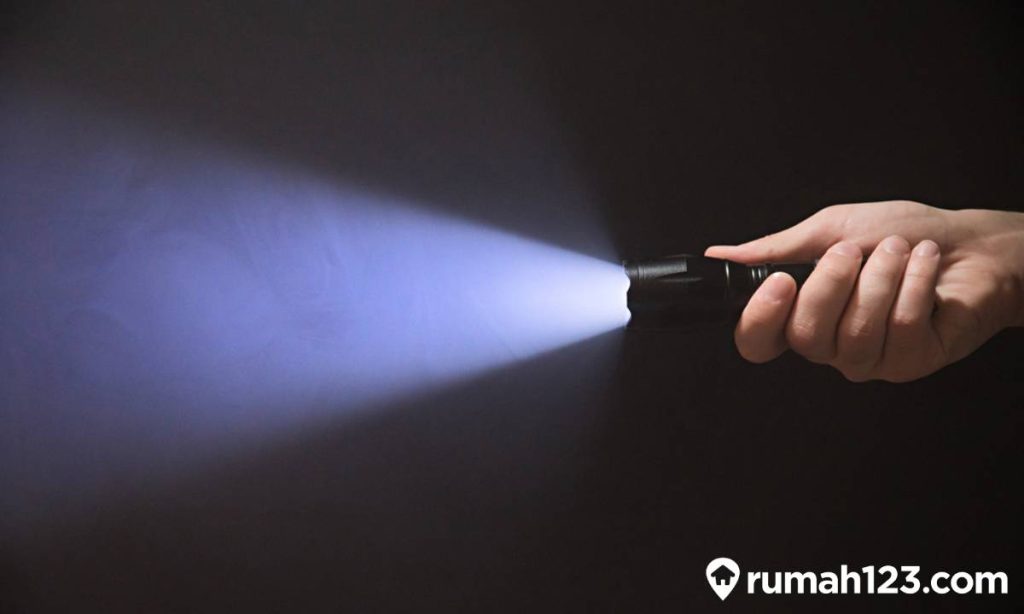 5 Merk Senter Rumah Terbaik yang Terang dan Tahan Lama