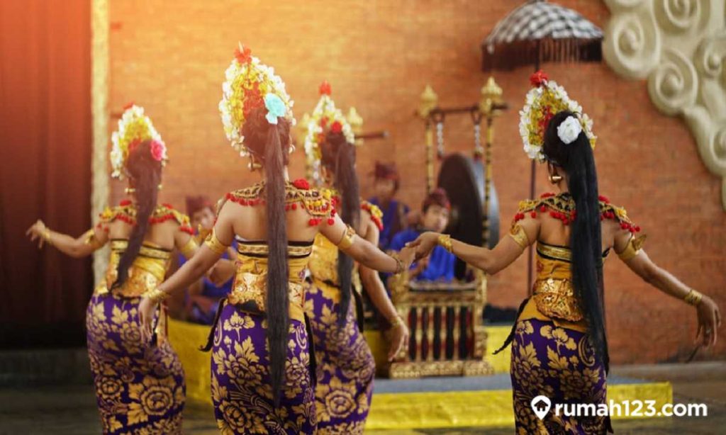 Mengenal Tari Pendet: Gerakan, Pola Lantai, Sejarah, hingga Properti