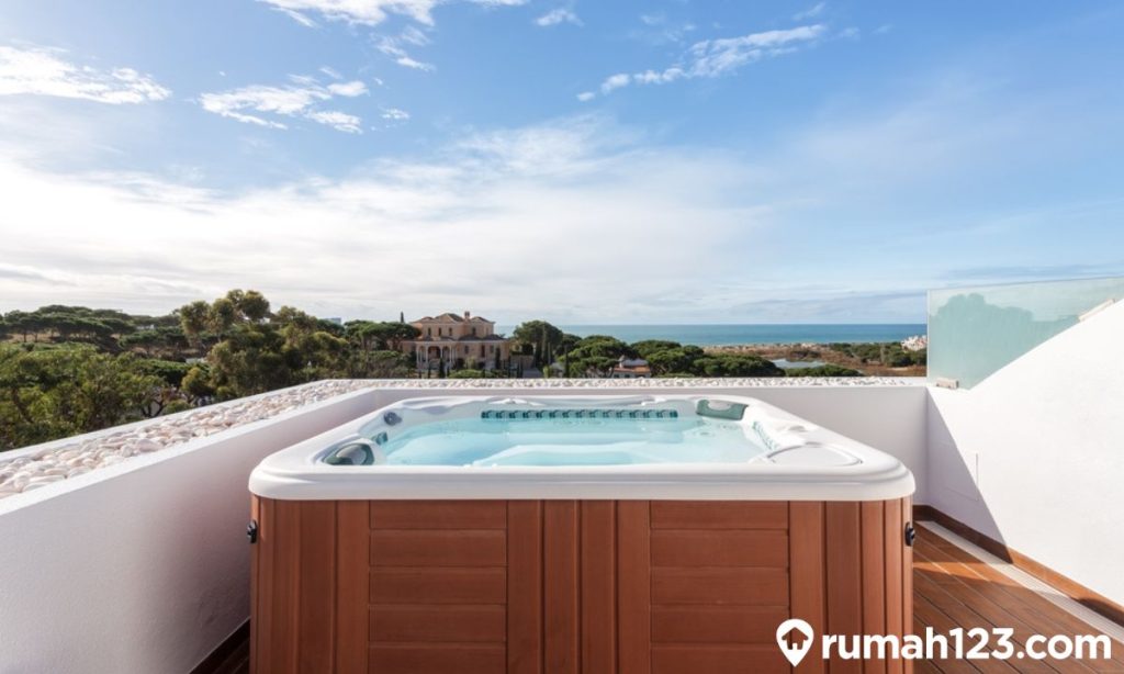Apa itu Jacuzzi dan Perbedaannya dengan Whirlpool dan Hot Tub