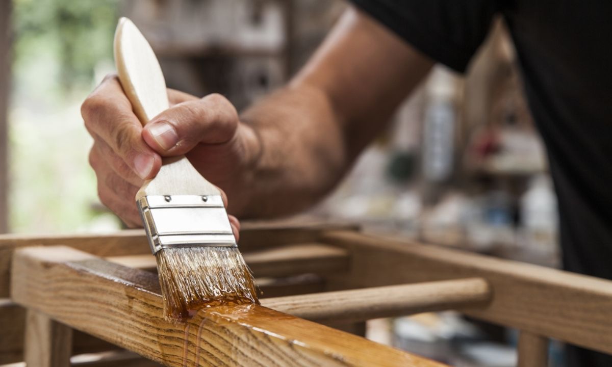 4 Perbedaan Pernis Kayu dan Plitur yang Wajib Diketahui