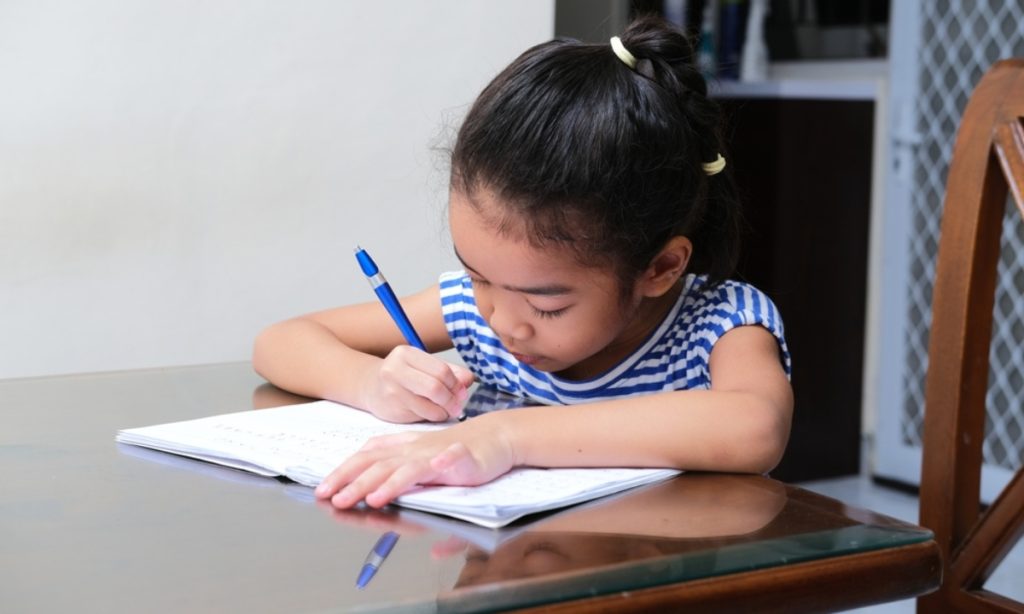 5 Contoh Cerita Liburan di Rumah 3 Paragraf Singkat