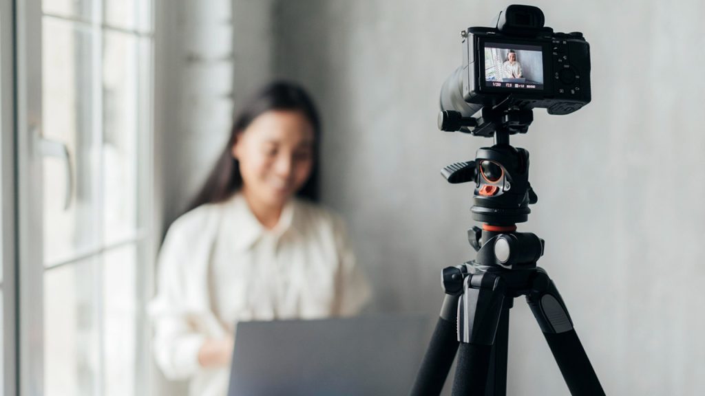5 Rekomendasi Kamera untuk Vlog Terbaik. Ideal untuk Pemula!