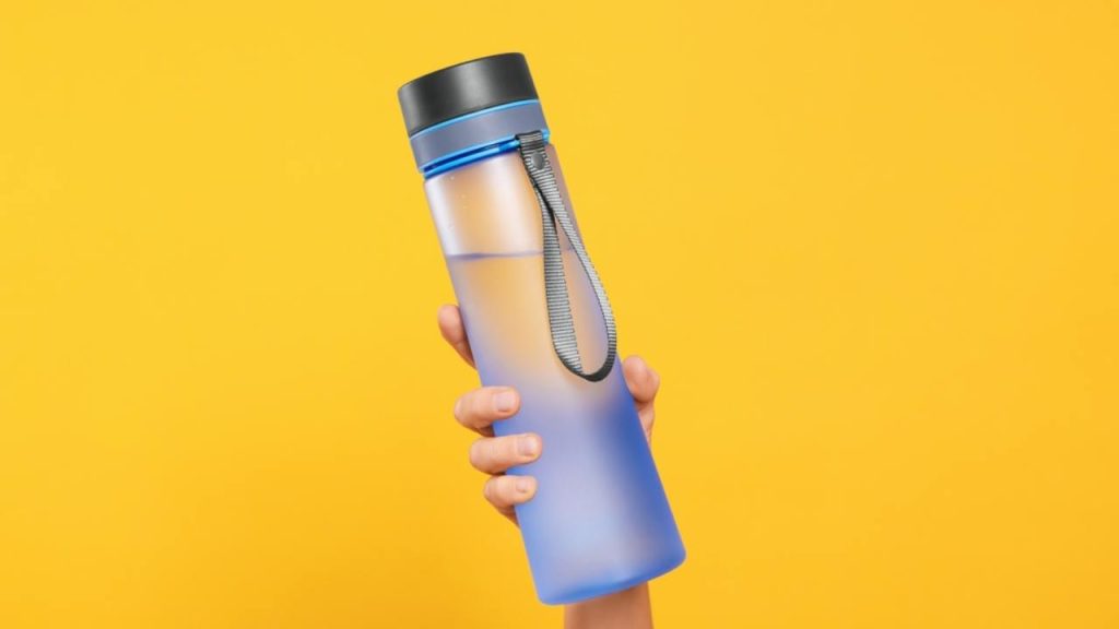 5 Merk Botol Minum 2 Liter Terbaik, Antipecah dan BPA Free!