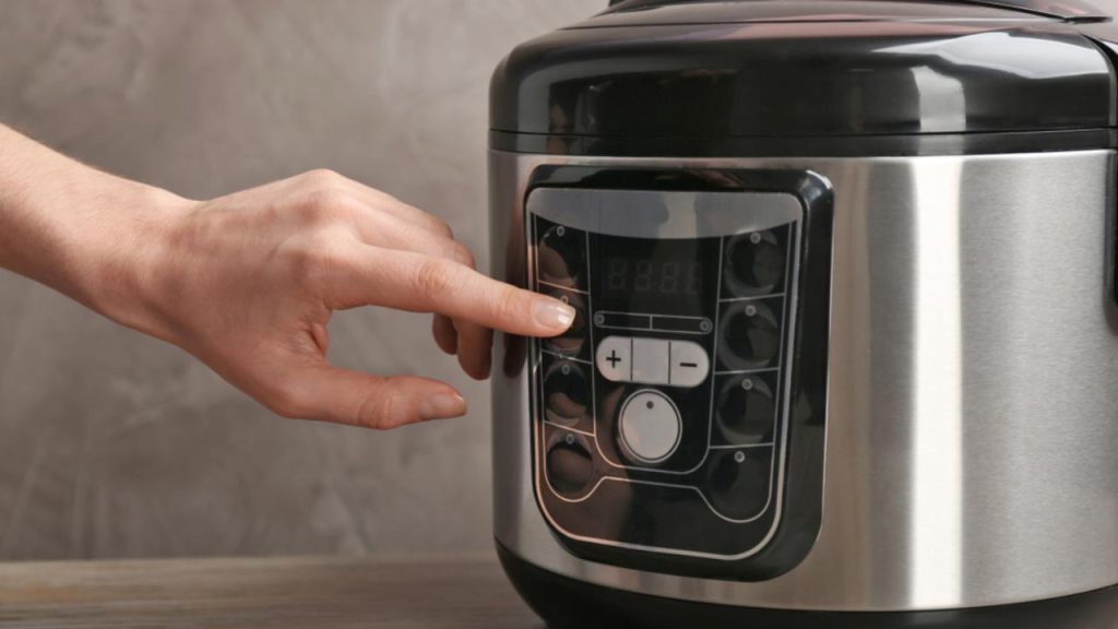 5 Merk Rice Cooker Stainless Steel Terbaik 2024